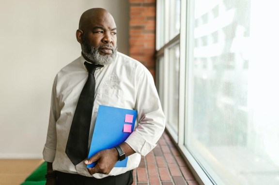 Why do dyslexic people need blue paper?